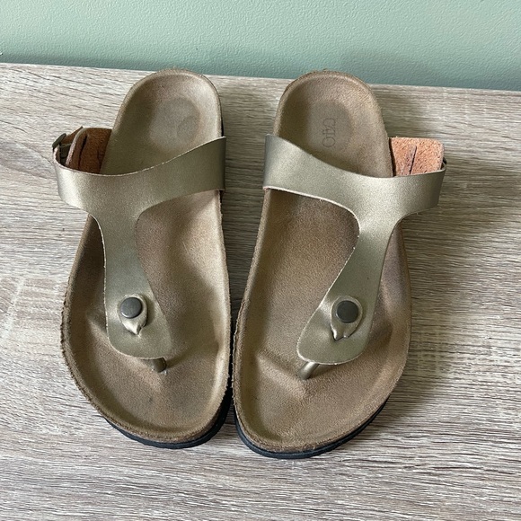 Cato | Shoes | Cato Gold Footbed Thong Sandals 9 | Poshmark